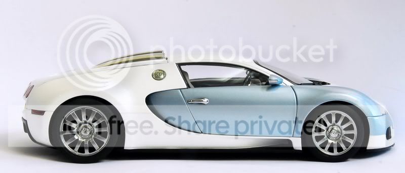 Bugatti Veyron - Ice blue/ pearl white | DiecastXchange Forum